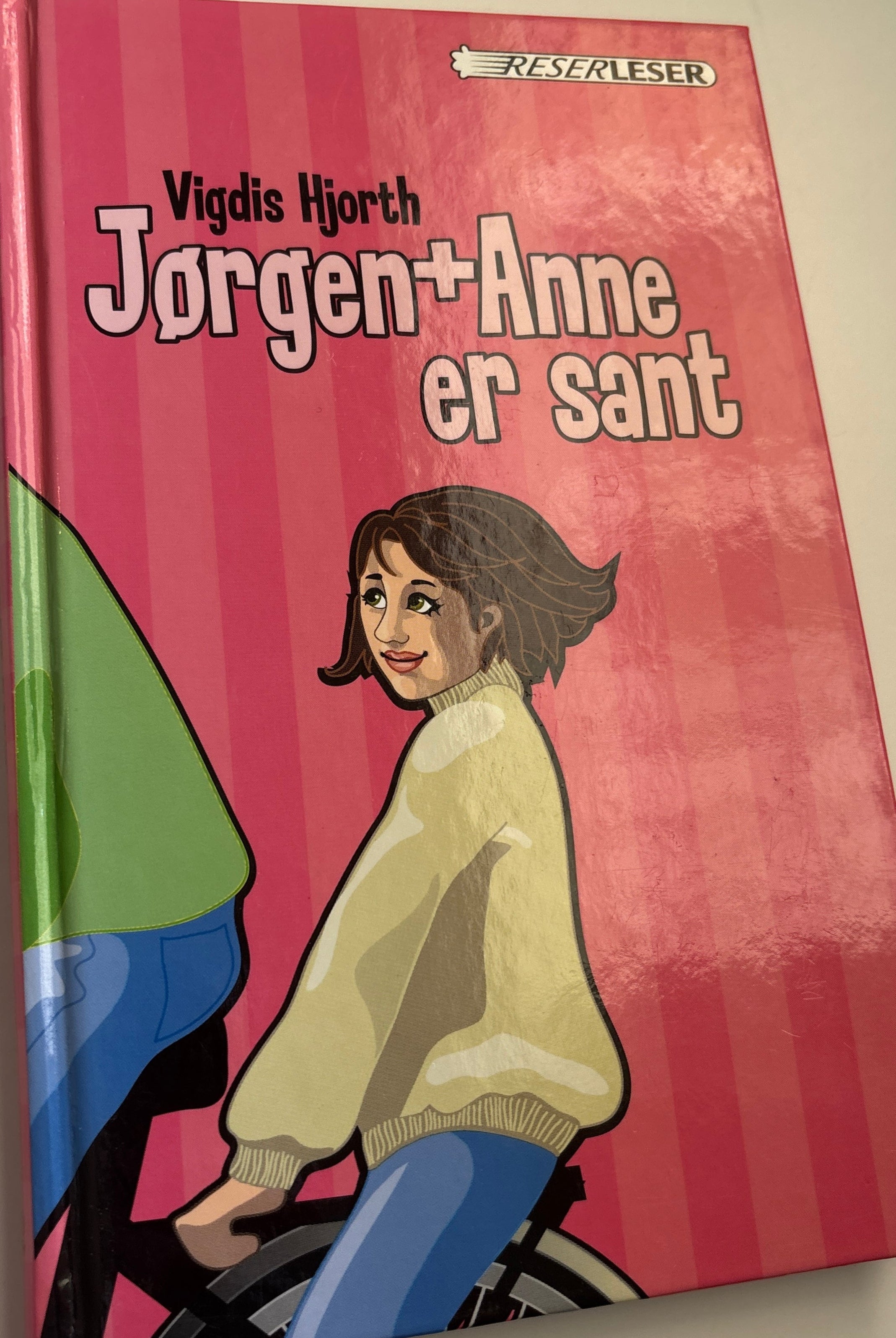 Hjorth, Vigdis: Jørgen+Anne er sant – Boklykke